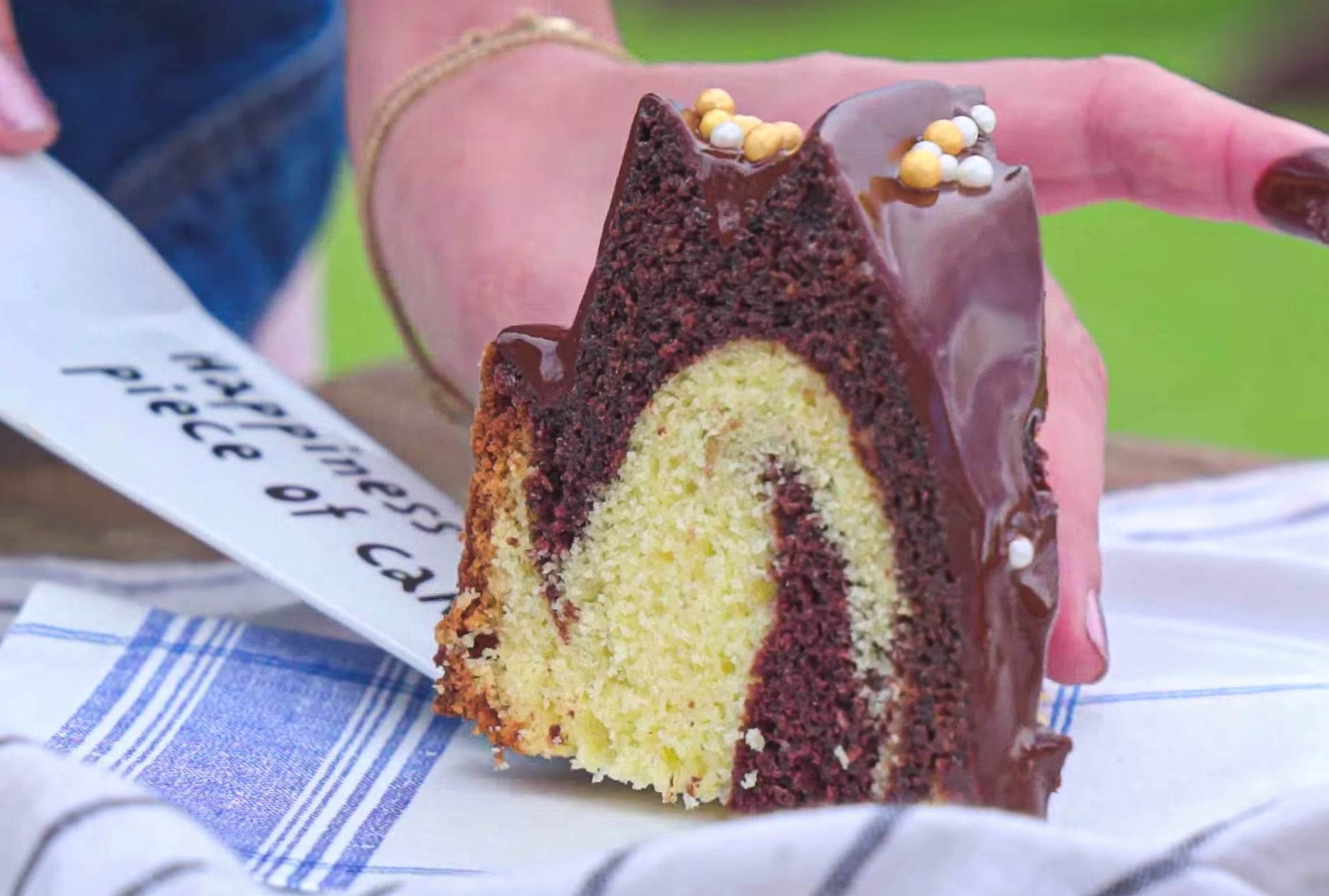 Receita de Bolo Mármore Fofinho com cobertura de chocolate