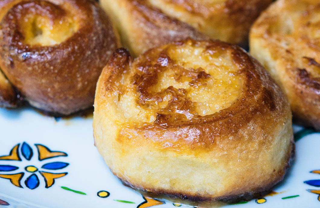 Pão doce de coco com muito recheio e cobertura - Danielle Noce