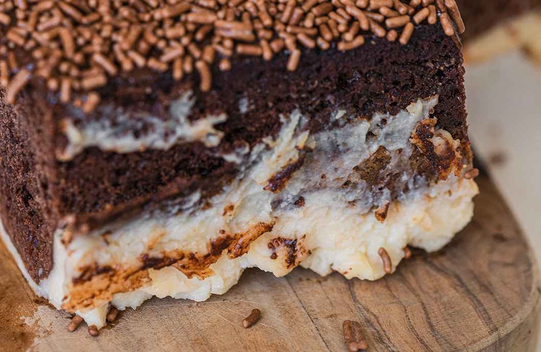 Bolo bomba de chocolate que já sai recheado - Danielle Noce